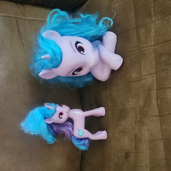 My Little Pony | Toys | My Little Pony Izzy Moonbow Figure And Styling ...